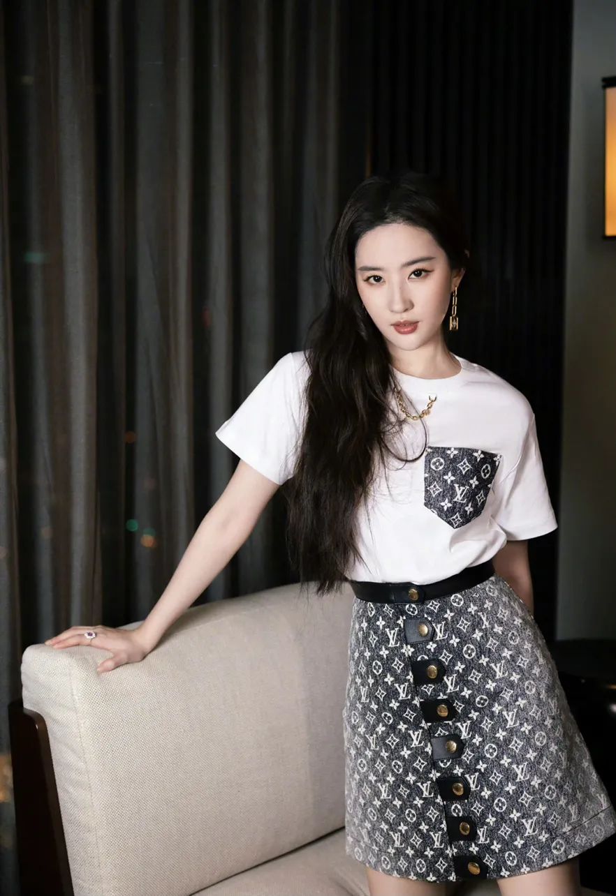 35-year-old Liu Yifei and 19-year-old Gu Ailing are in the same frame ...