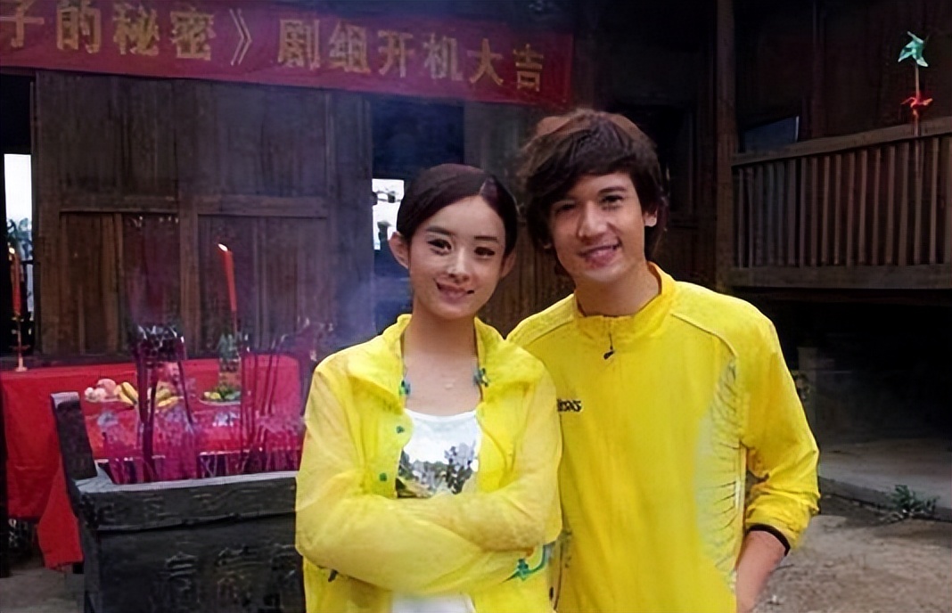 He stood up despite being covered in black material. Zhao Liying never ...