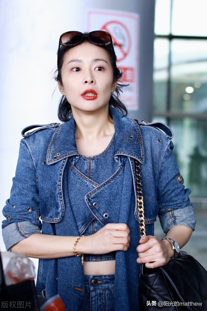 Gao Ye is chic and stylish in a denim outfit, looking super cute in the ...