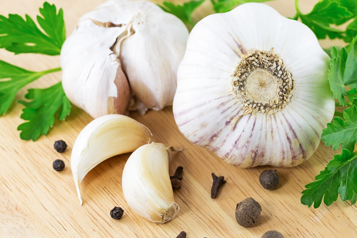 Why is the laba garlic pickled at home not as green as the ones bought ...