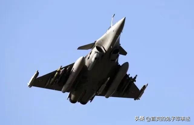 From Mirage 2000 to Rafale, each time with 2-3 large auxiliary fuel ...