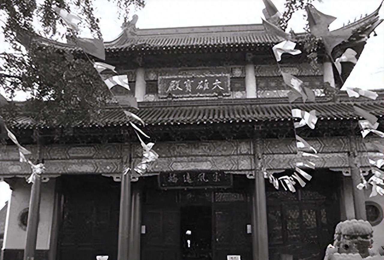The Japanese army rushed into the temple to arrest the New Fourth Army ...