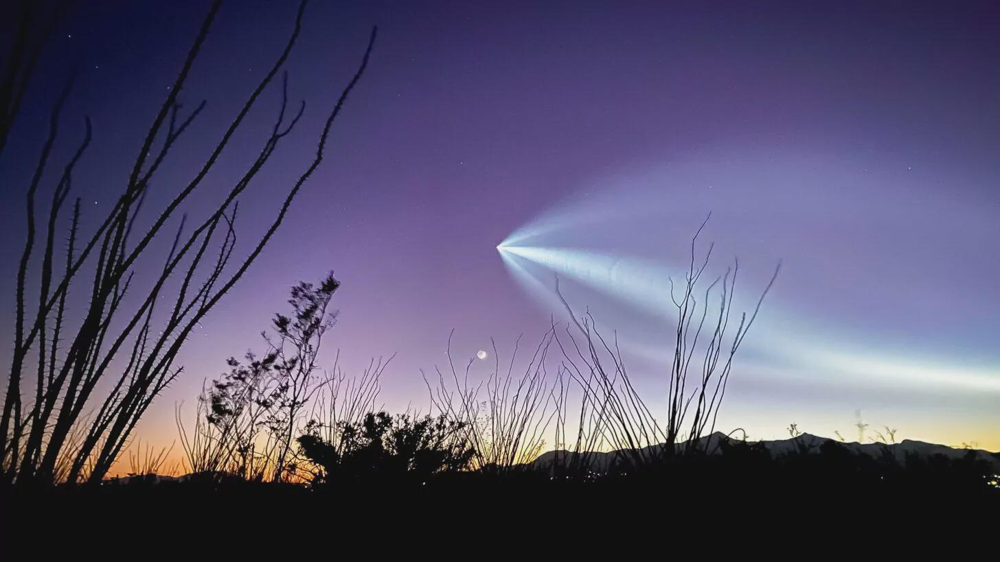 "Picture Tour" SpaceX rocket showing stunning visual effects at a speed ...