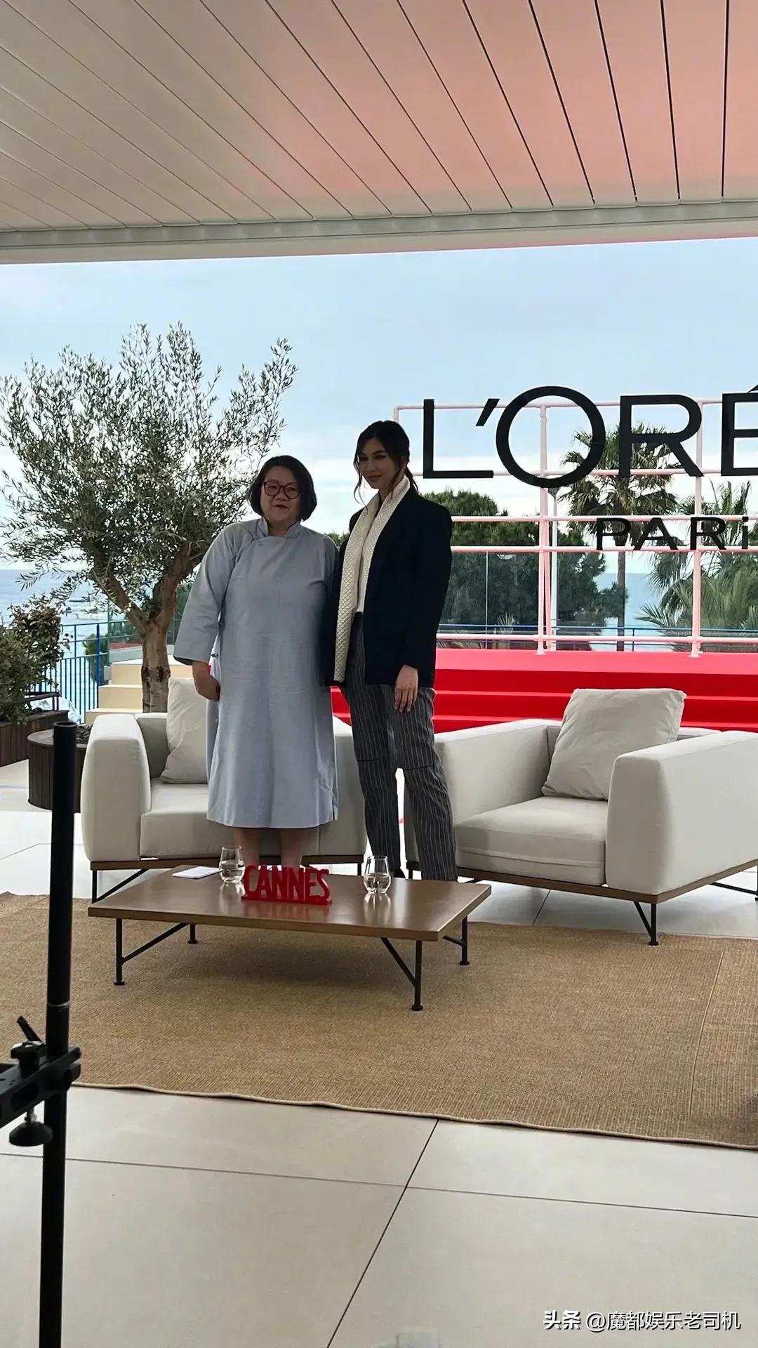 Hong Huang posted a photo with his sister-in-law Gao Ye at the Cannes ...