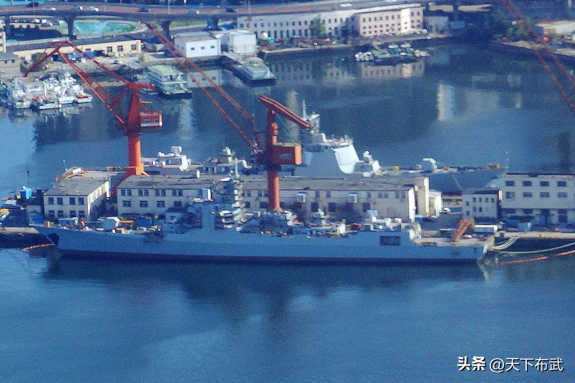 The progress is rapid, 3 052DL ships in Dalian plant are waiting to be ...