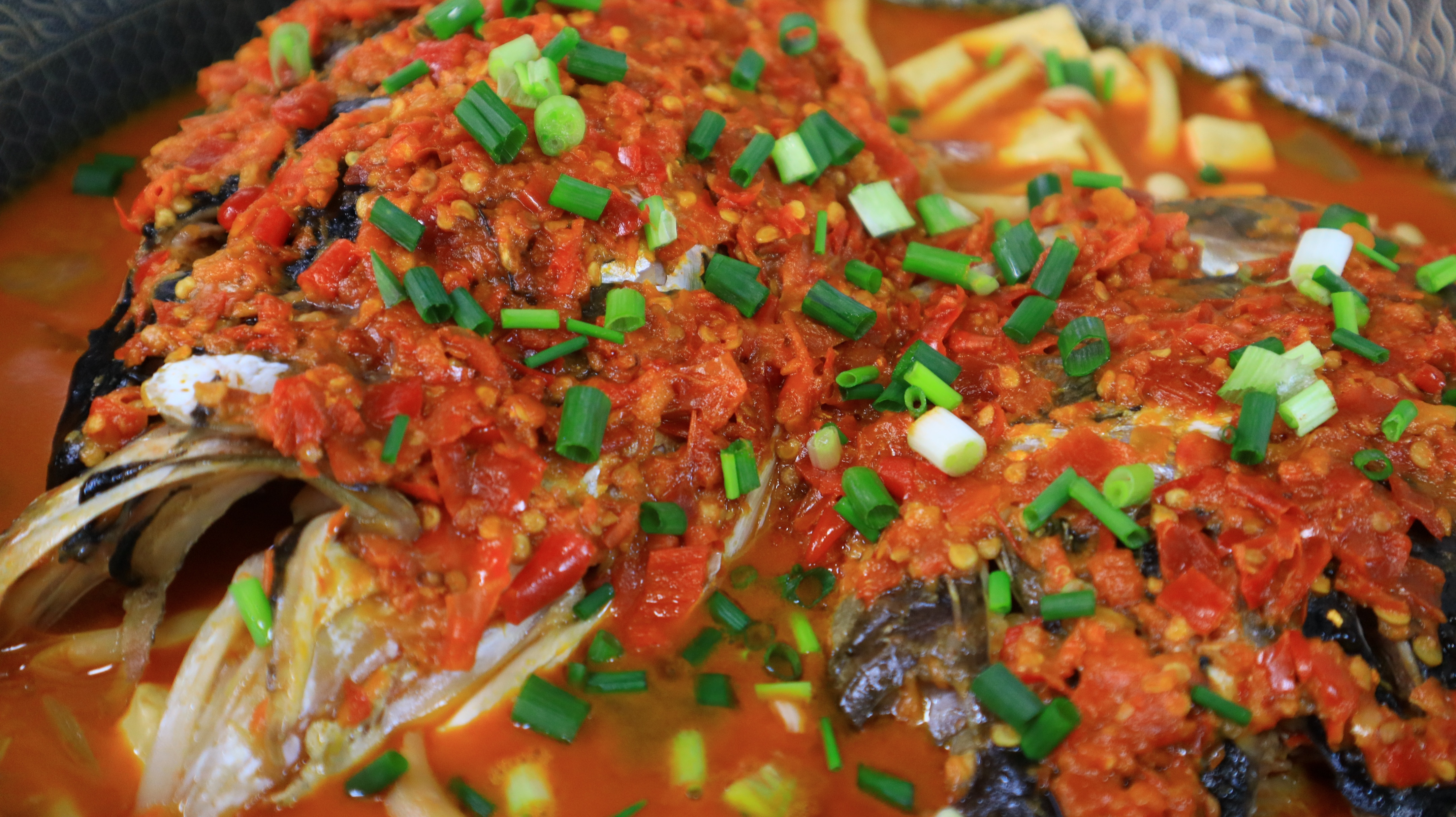 Is the fish head with chopped peppers steamed or stewed?Teach you the ...