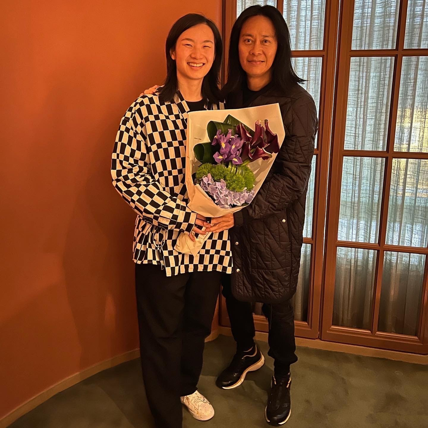 The grasshopper group Cai Yizhi celebrated her stepdaughter's birthday, hugged each other ...