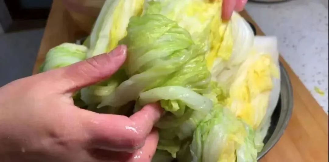 Spicy cabbage that is super easy to make, hot and sour, crispy and ...