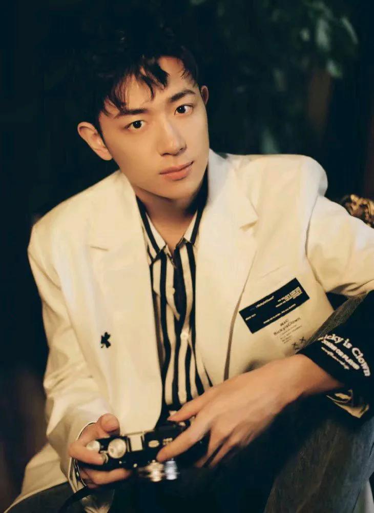 New actor Xie Chengze held a placard on the street to promote the movie ...