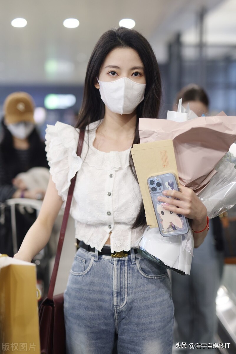 Sun Zhenni appeared at Shanghai Airport holding flowers and followed by ...