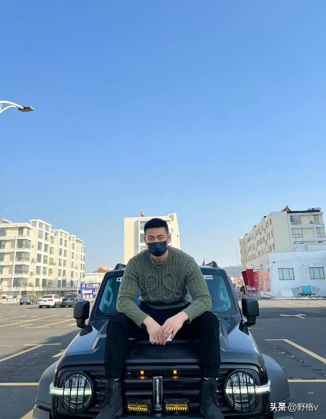 Tall handsome guy driving a tank - iNEWS