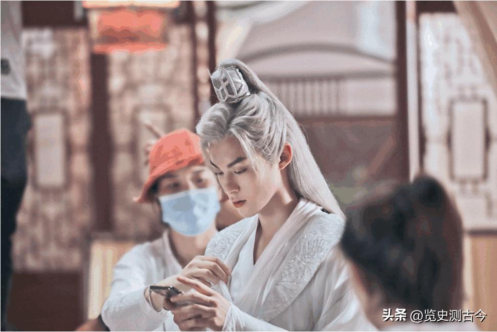Ancient costumes with white hair to look at the face? It was Tan Jian ...