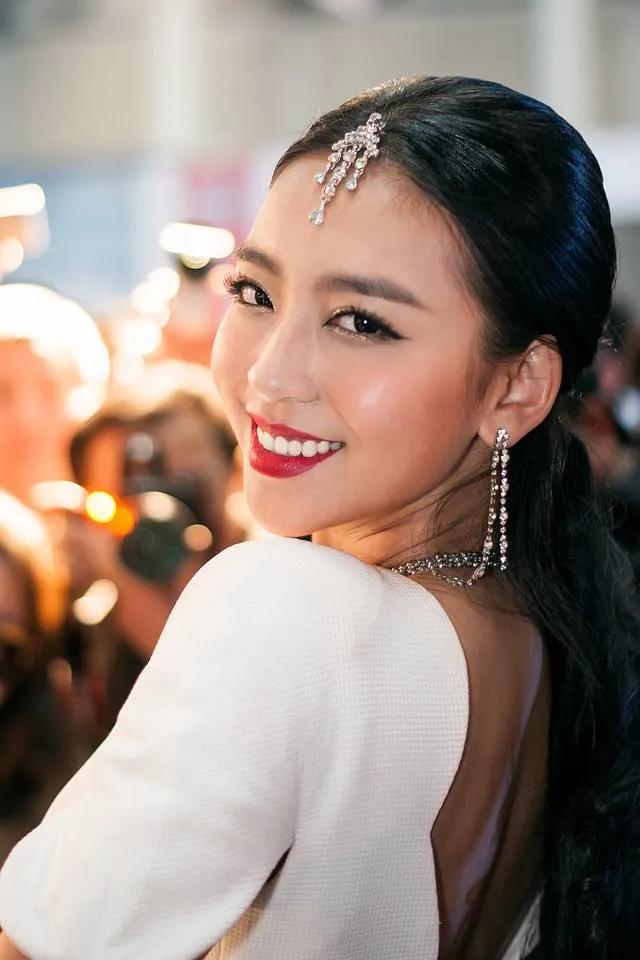 Mainland sexy car model: Cao Yang - iNEWS