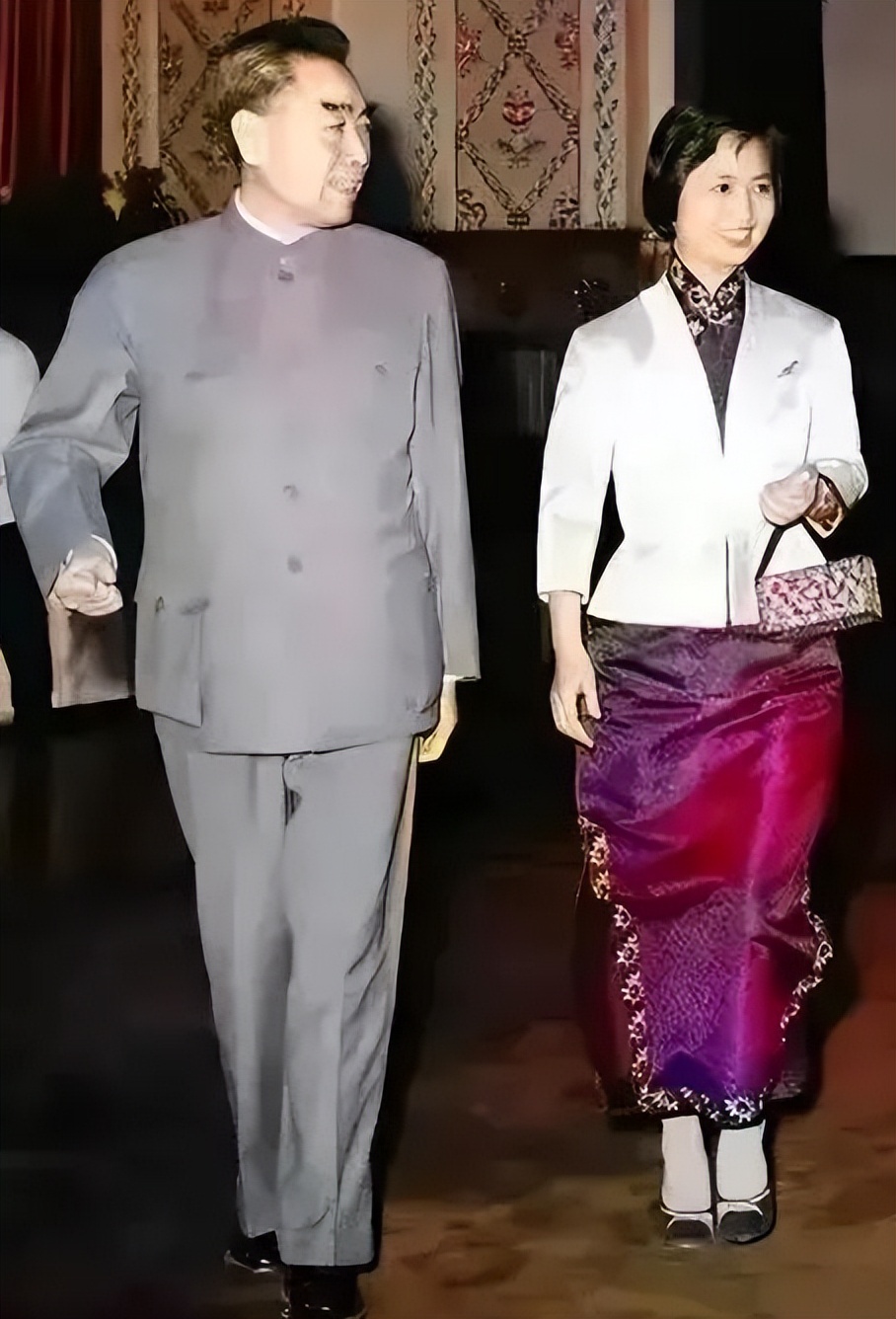 A group photo of Premier Zhou and Zhang Qian in 1962. At the age of 40 ...