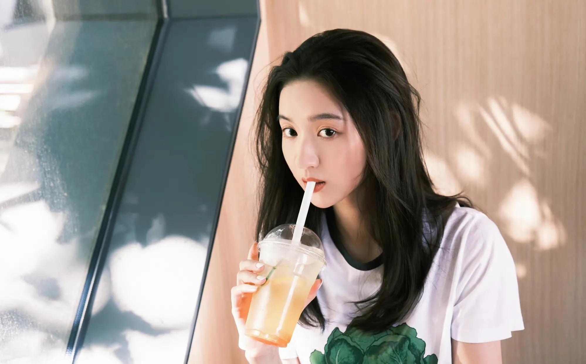 Wang Yuwen's way of drinking milk tea is very beautiful - iNEWS