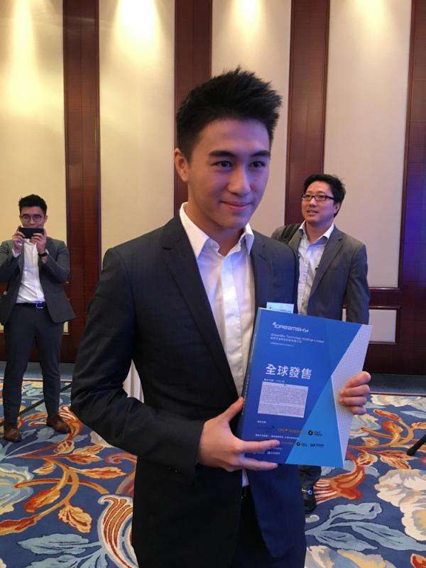 Liang Anqi was busy bidding for gambling cards, while He Youjun was in ...