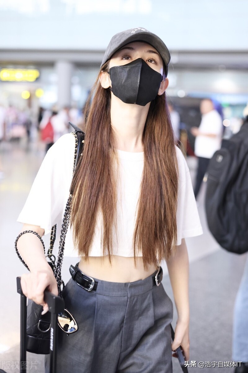 Hanikzi showed up at the Capital Airport, showing off her waistline and ...