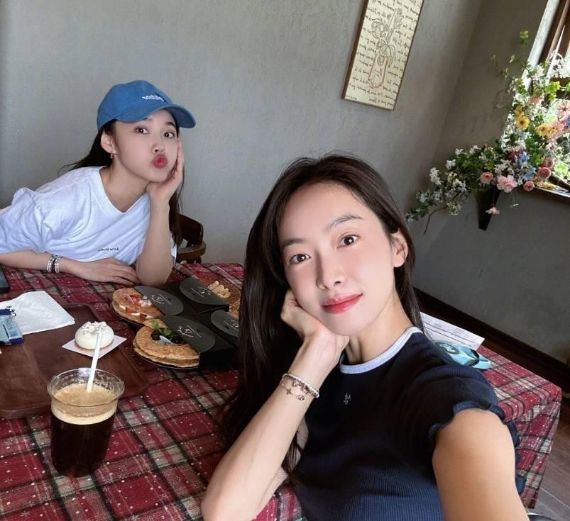 Victoria Song shares selfie with Zhang Jianing at party, hugging her ...