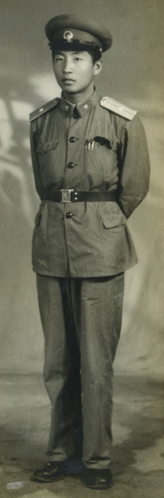 Is the 65-style military uniform in green and three pieces of red a ...