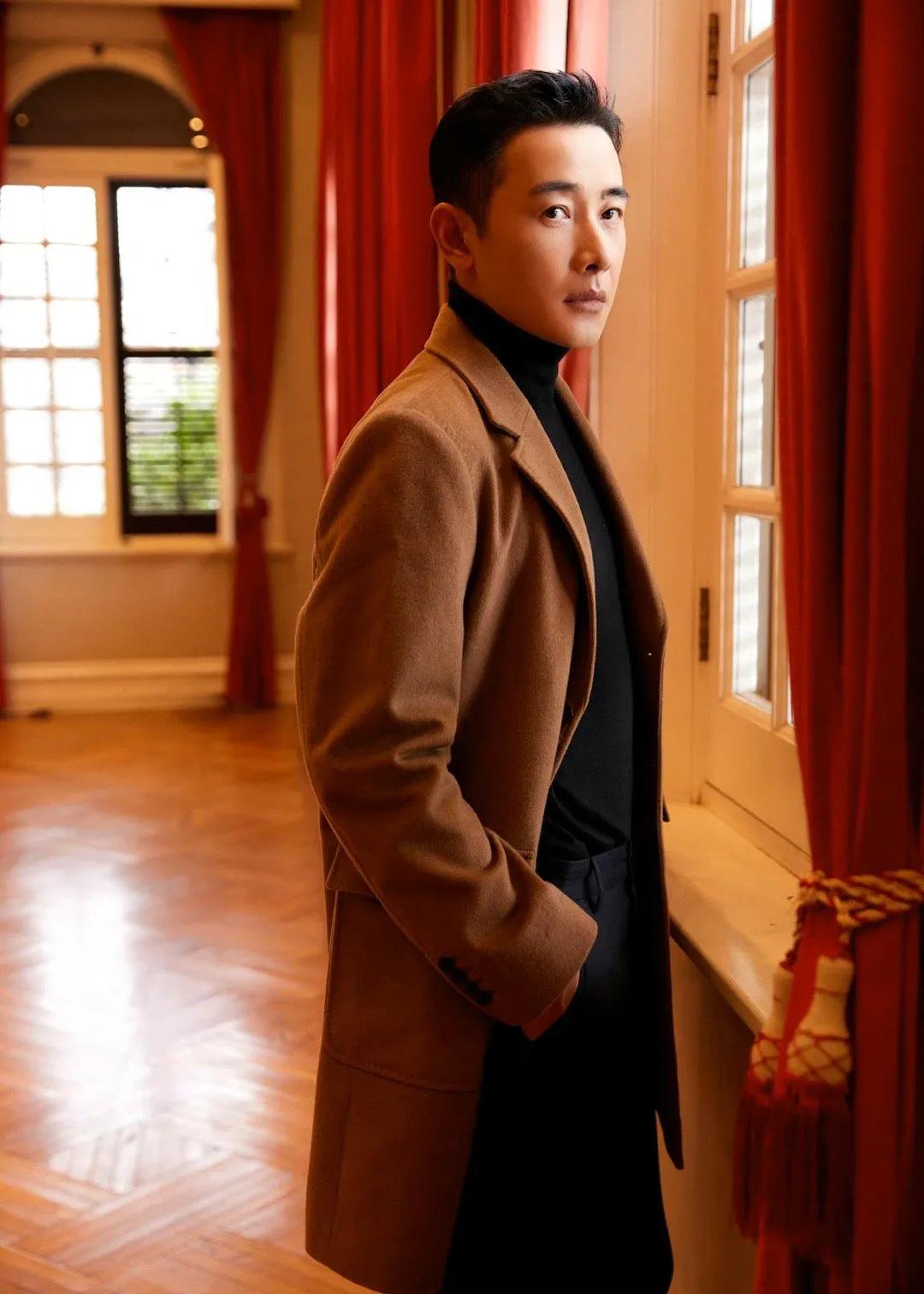 Shouldn't it be?Luo Jin and Zhang Huiwen pressed each other's legs on ...