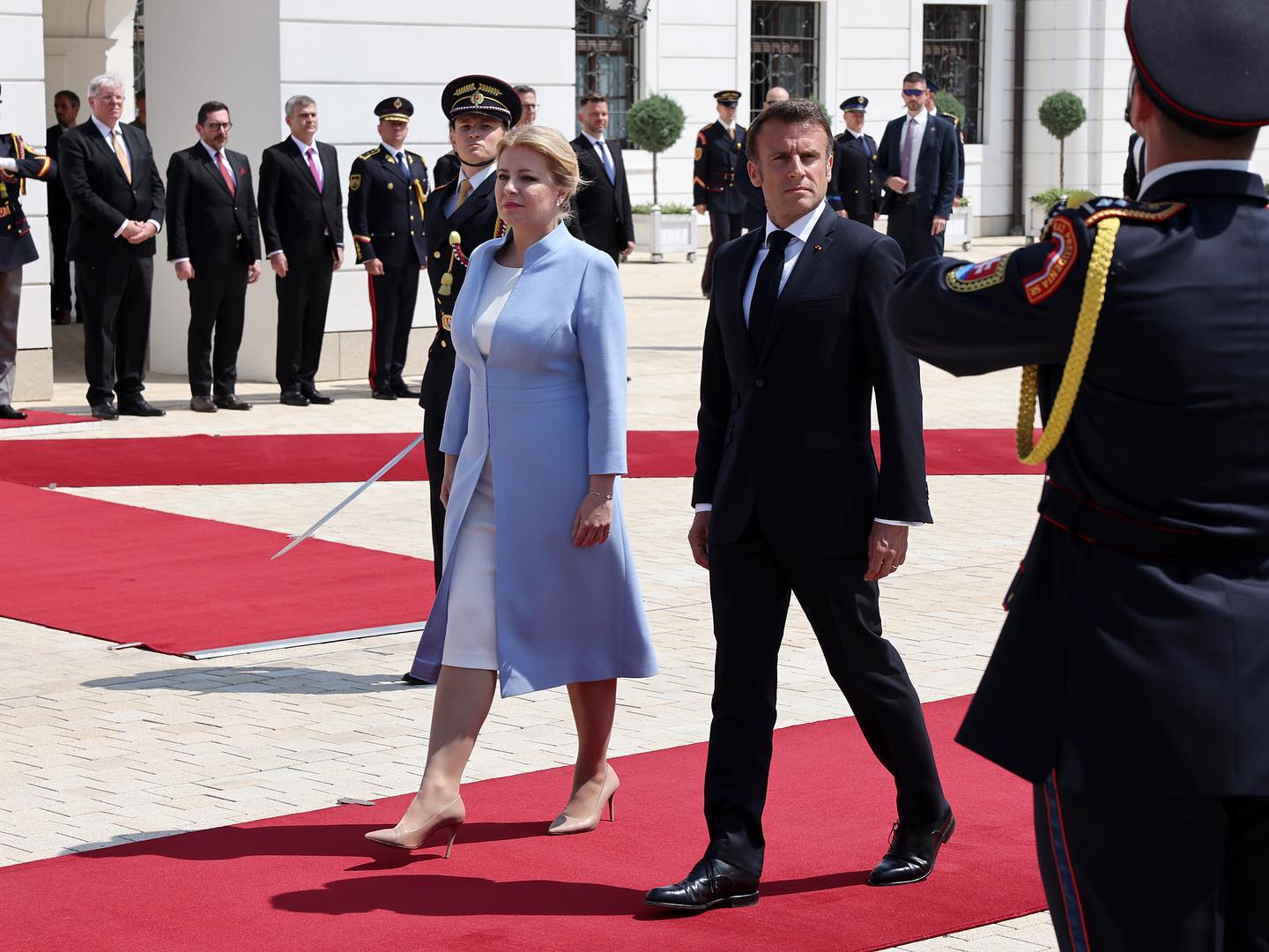 Macron leaves his wife to visit Slovakia! The beautiful president is ...