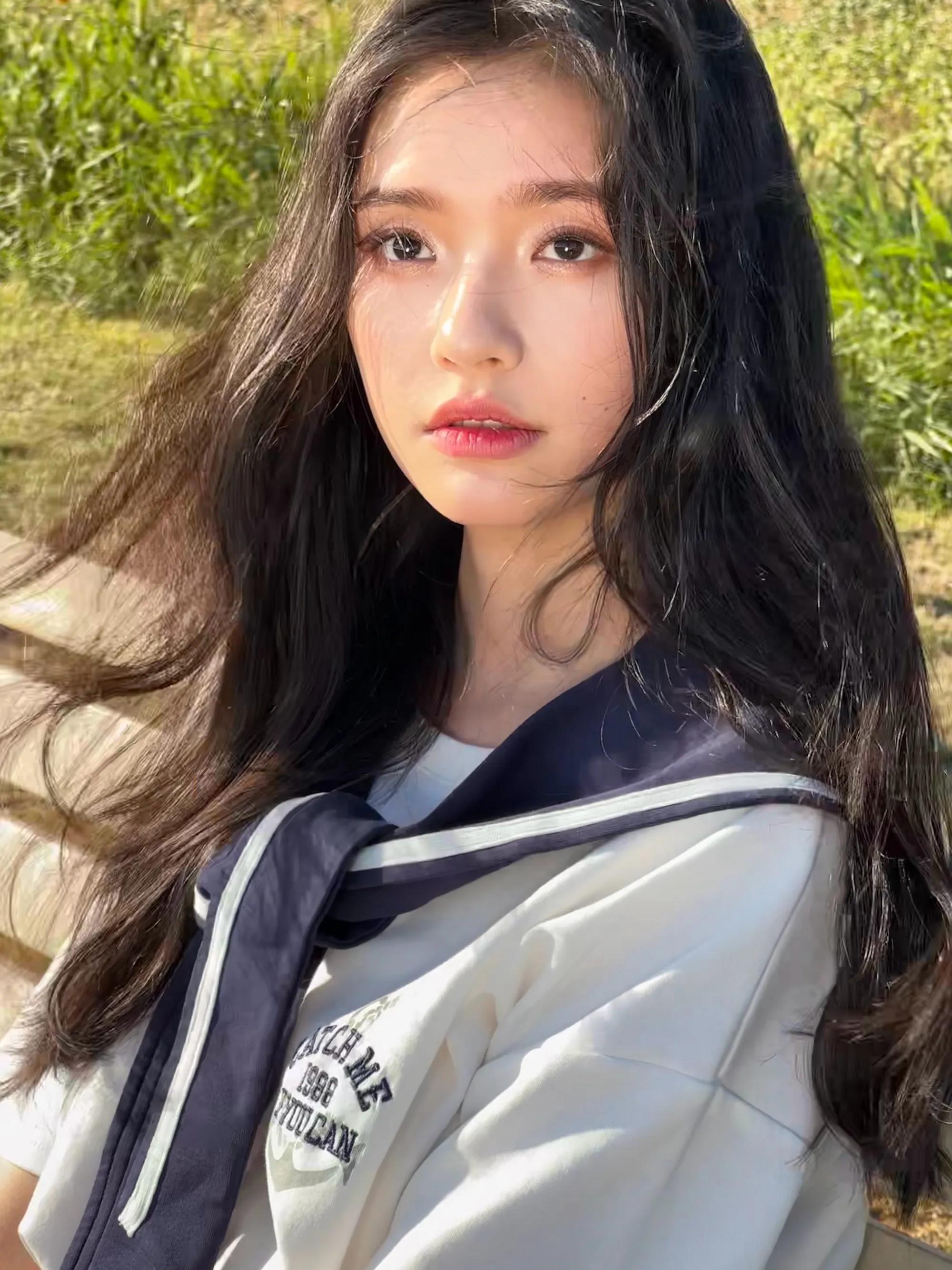 Lin Yun posted beautiful photos of summer idyllic style in a college ...