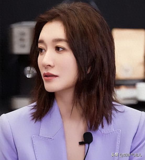 47-year-old Li Xiaoran still looks stunning, showing off her figure in ...