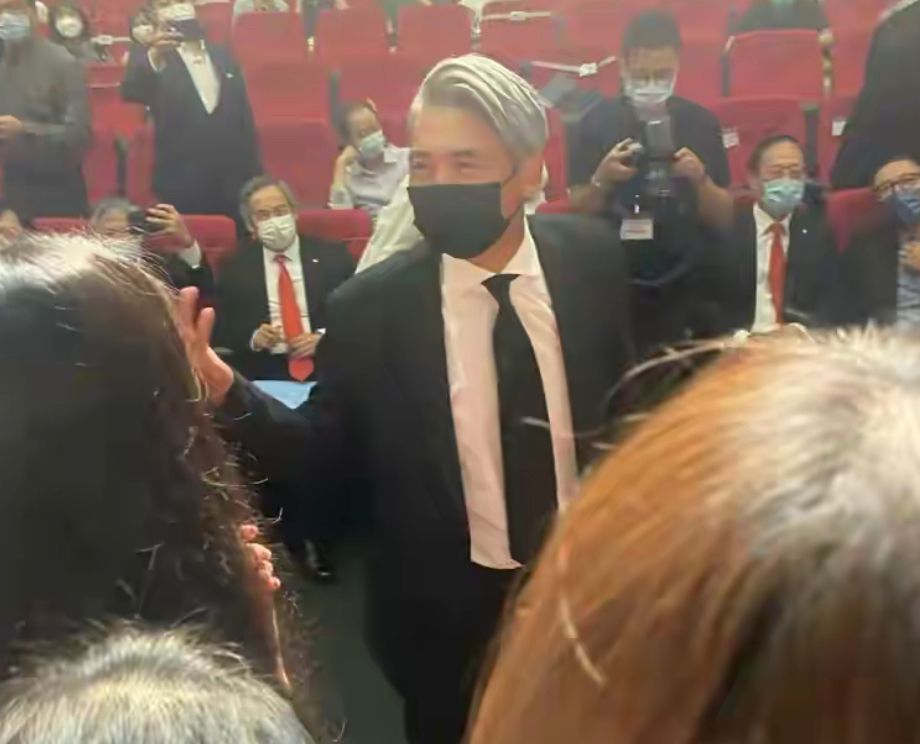 Zhou Runfa is old and still a male god, wearing a suit with a straight ...