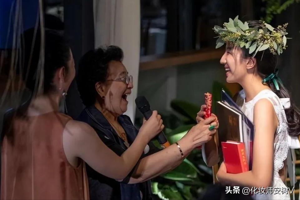 Hu Jun's family of four rarely appeared on the scene together. His ...
