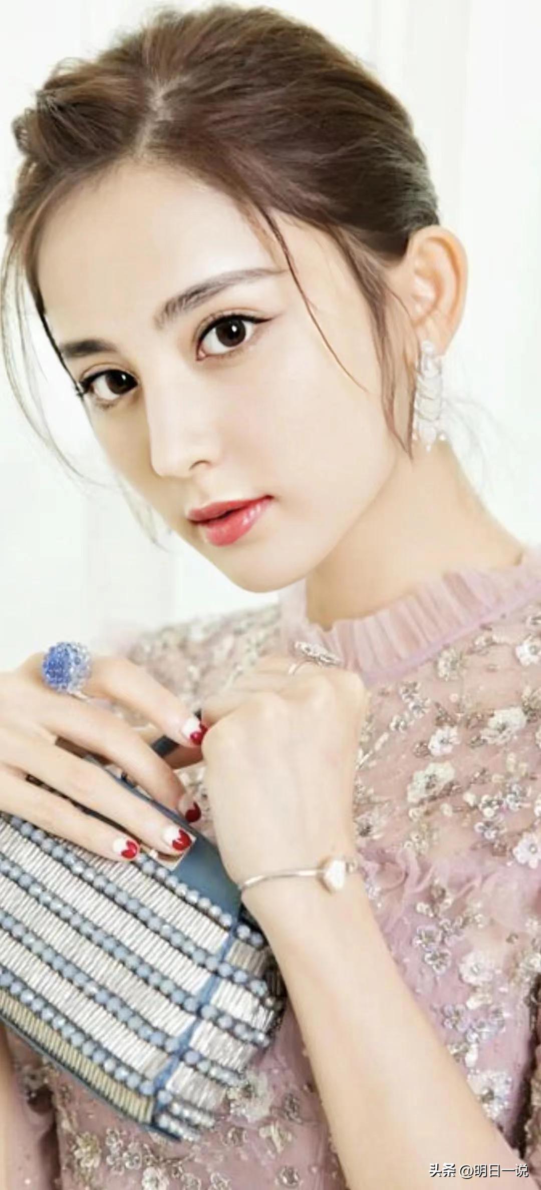 Gu Li Nazha wears bikini trousers to visit Universal Studios, which ...