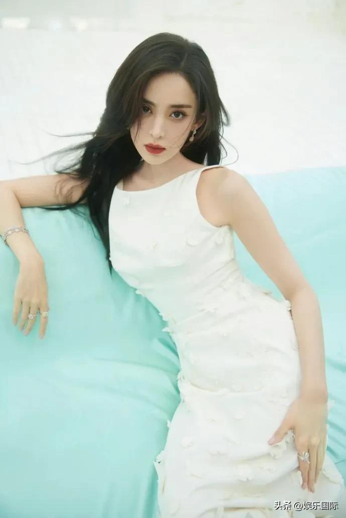 Nuozha wears a white flower dress, Pingting, graceful, curly hair, red ...