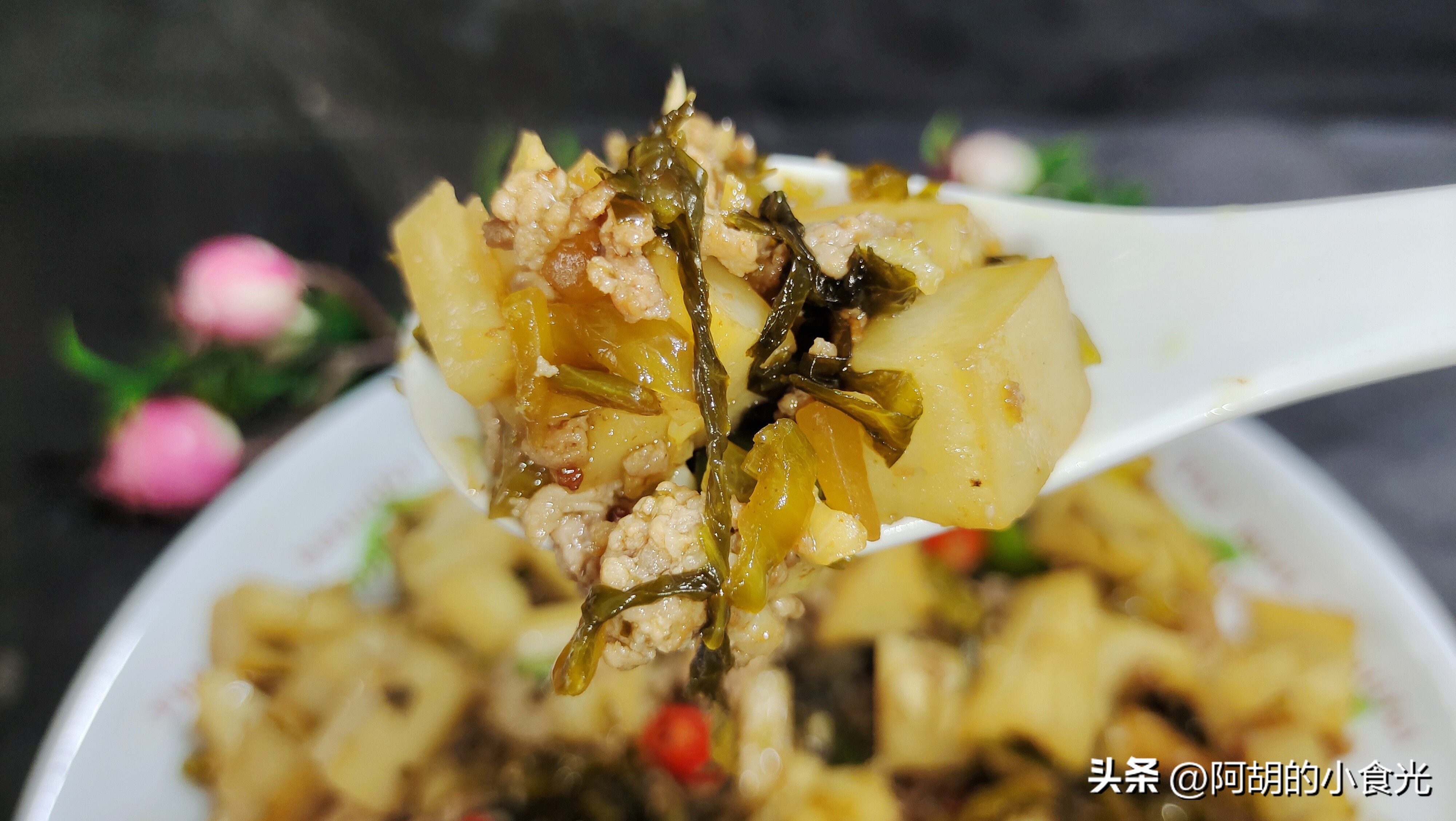 After autumn, lotus root is fried with it, sour and appetizing. Every ...
