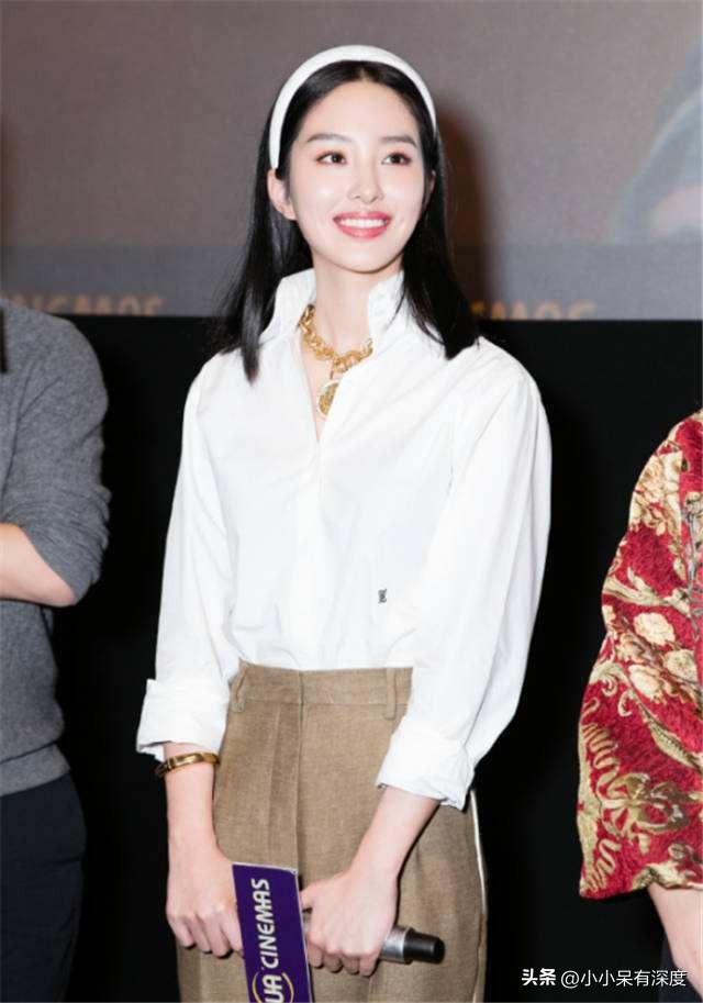 Yang Caiyu, with delicate facial features, shallow dimples, beautiful ...