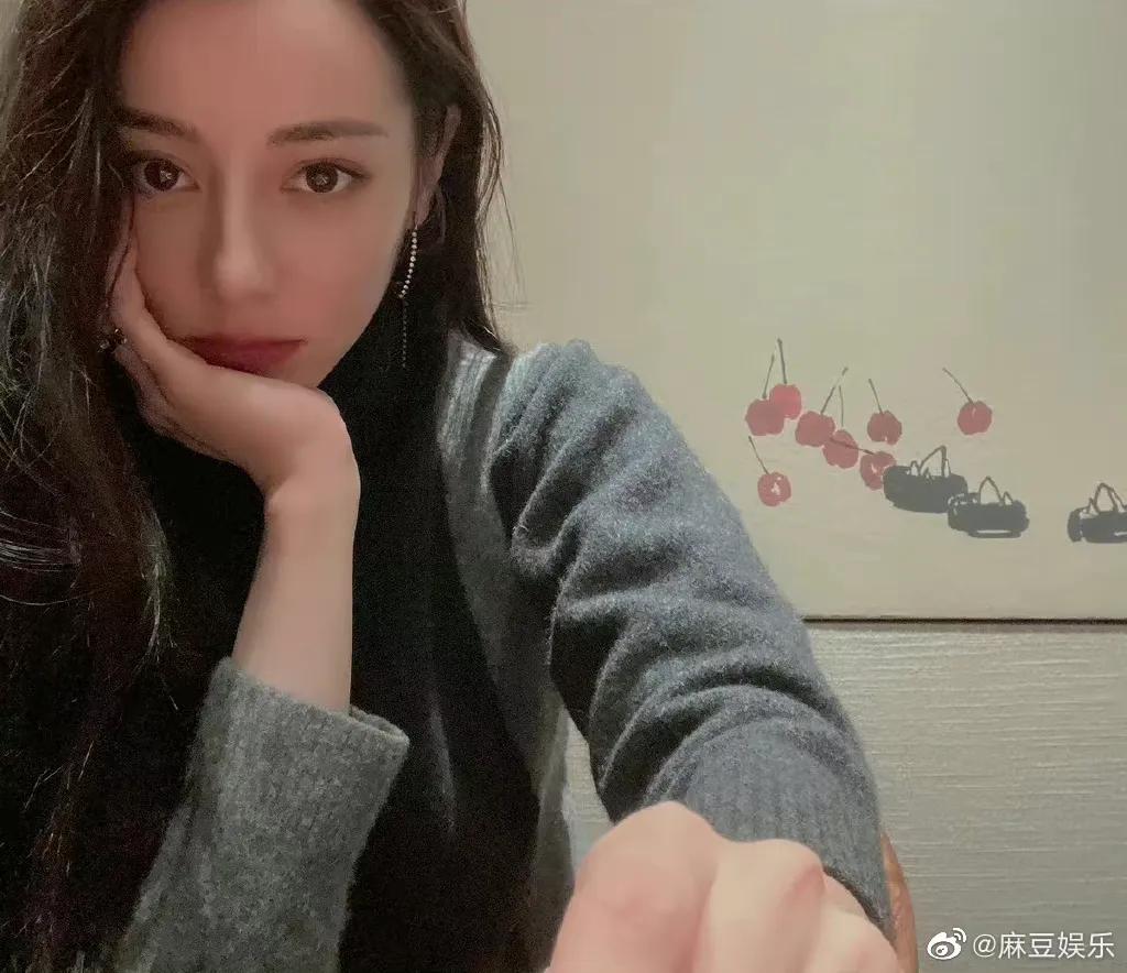 Dilireba's latest selfie wink photo, the famous wink is coming, bad~ It ...