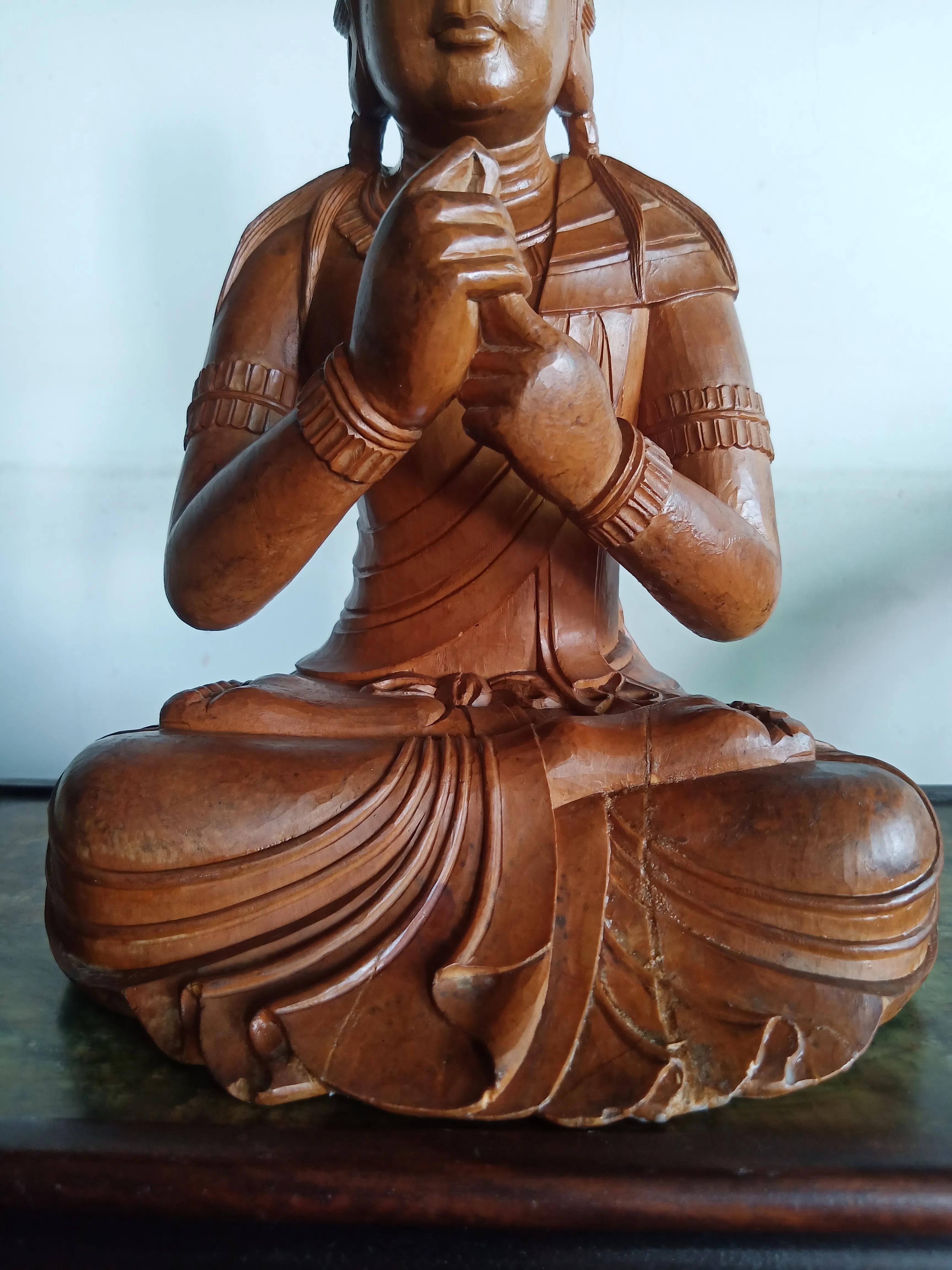 The solemn and tranquil old Huangyang wooden Buddha statue - iNEWS