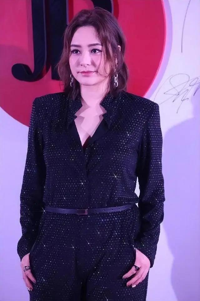 42-year-old Gillian wears a swimsuit with a small waist to steal the ...