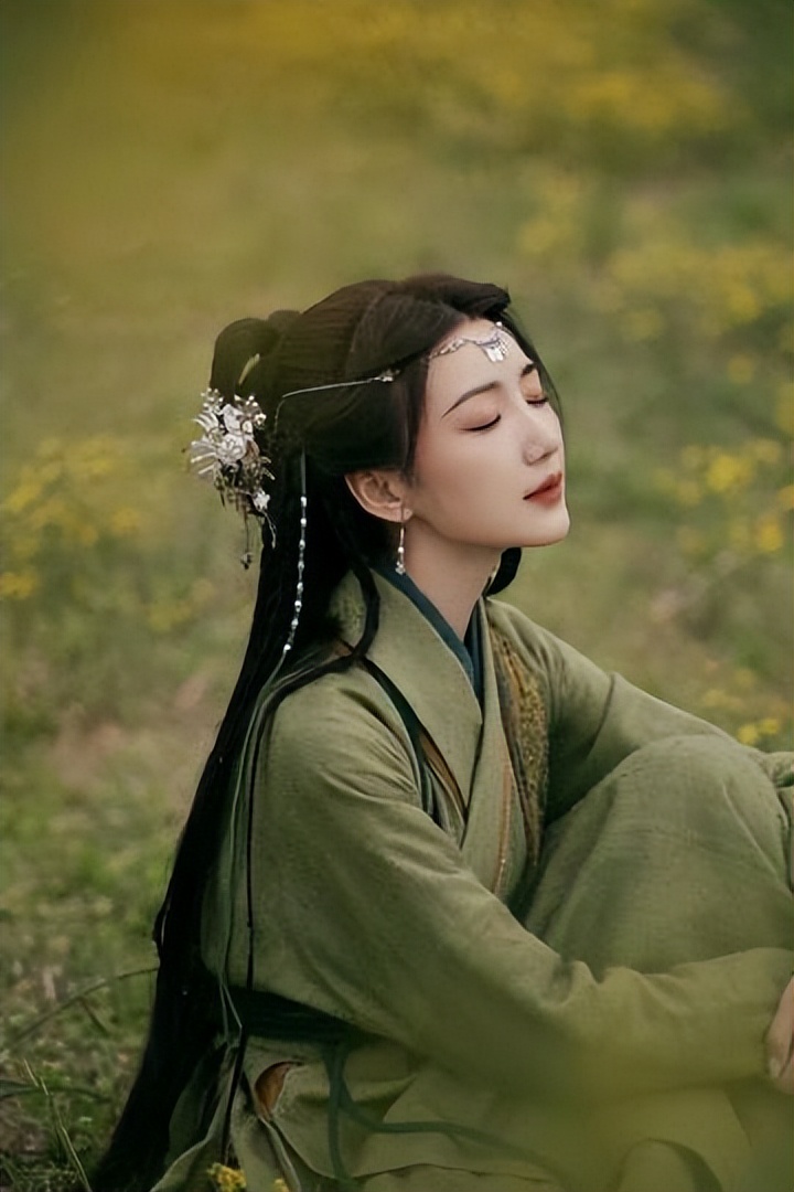 Mao Xiaotong's eyebrows are in a heroic style revealing beauty - iNEWS