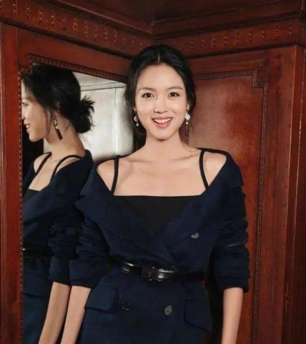 38-year-old Dong Jie and 41-year-old Yuan Quan are on the same stage ...