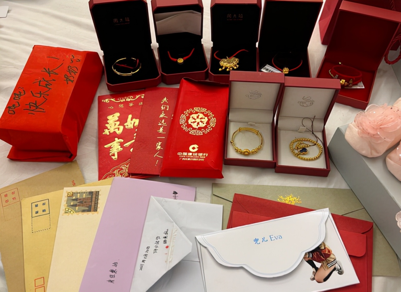 Dou'er shared the gift received by her daughter. Grandma's red envelope ...