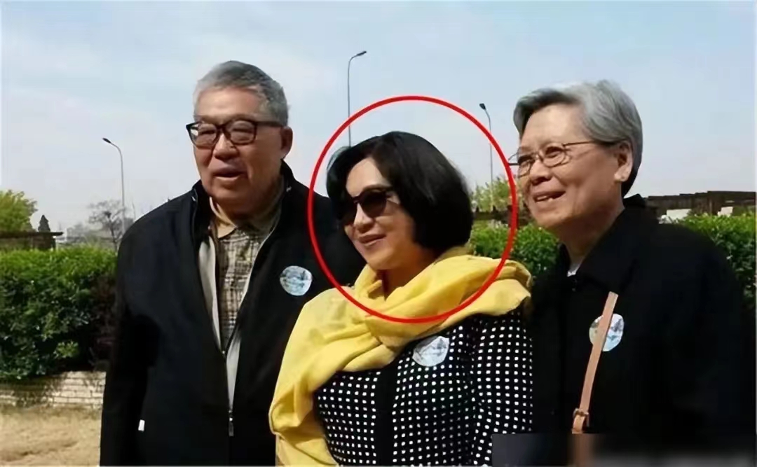 Jet Li posted a recent photo of his wife, 61-year-old Li Zhi is aging ...