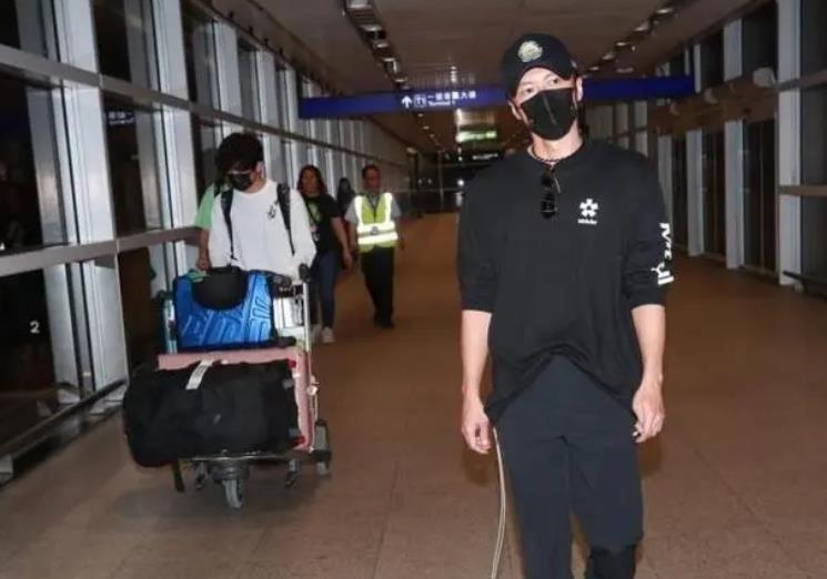 Nicholas Tse and his son returned to Hong Kong with a high profile. The ...