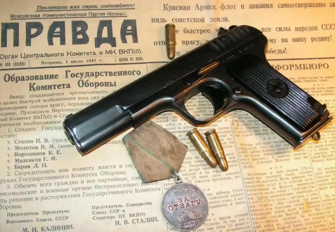 The Soviet political commissar "Glorious Finger" under the old photo ...