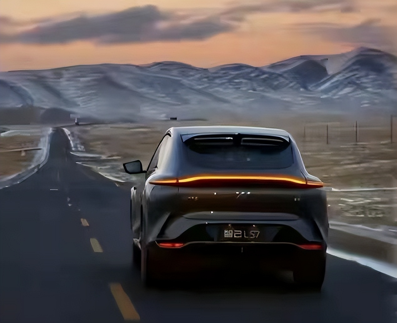 Dynamic shape, interactive lights and language! This Zhiji LS7 is really capable of playing ...