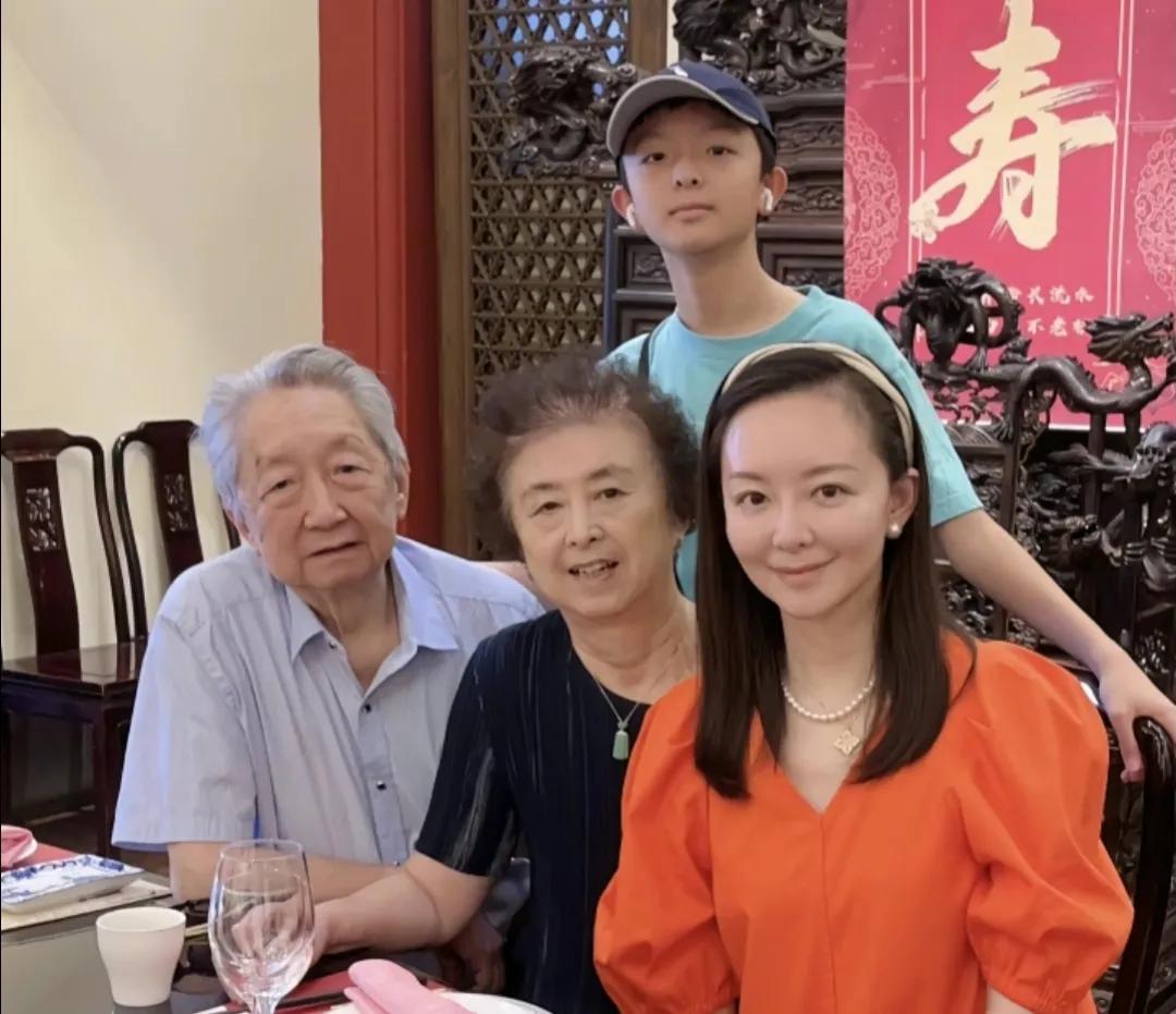 Xu Rongzhen took his son to Thailand for vacation. Netizens: Boys need ...