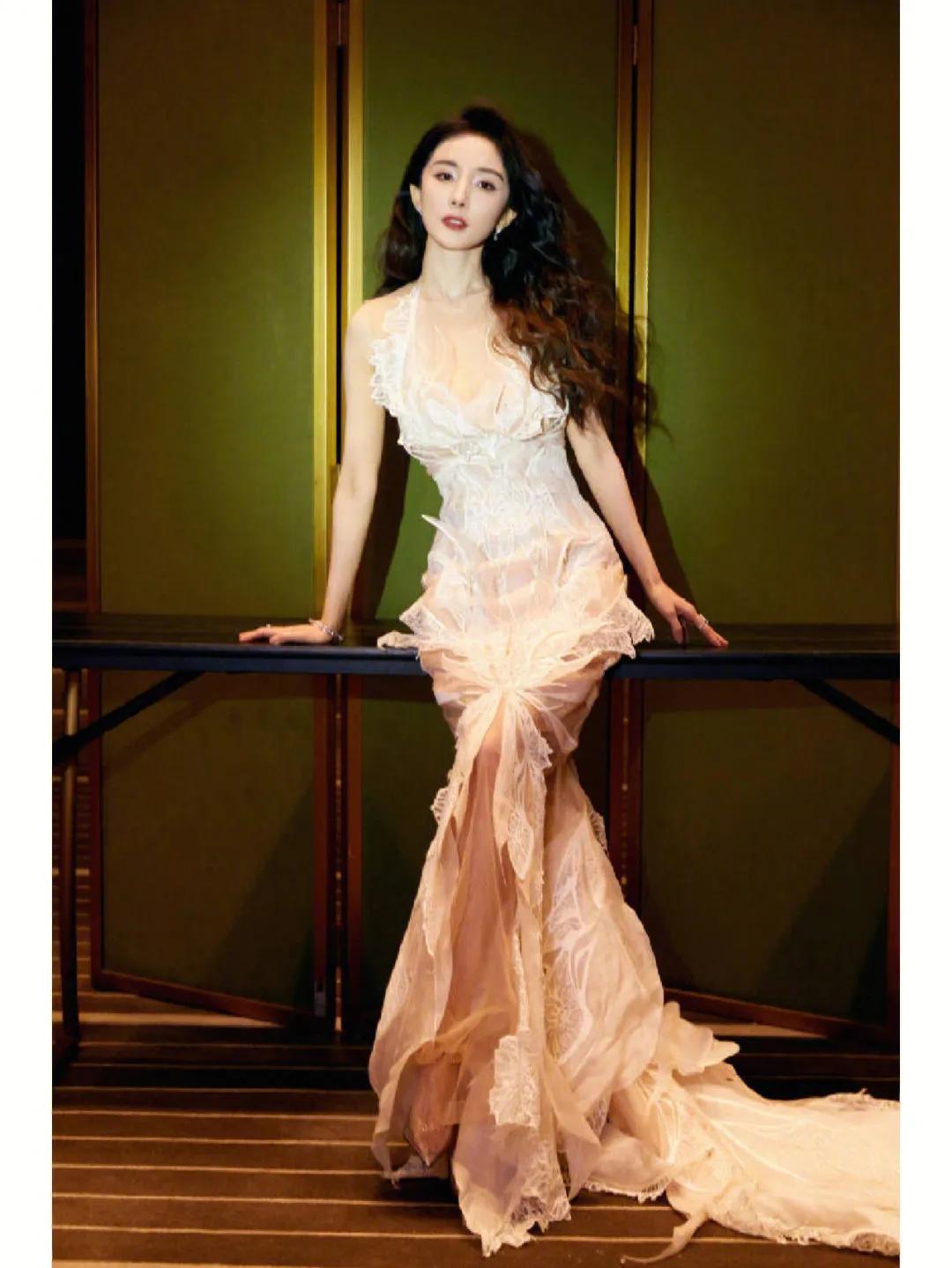Yang Mi's big wave shape is wearing a white mermaid skirt with a hot ...