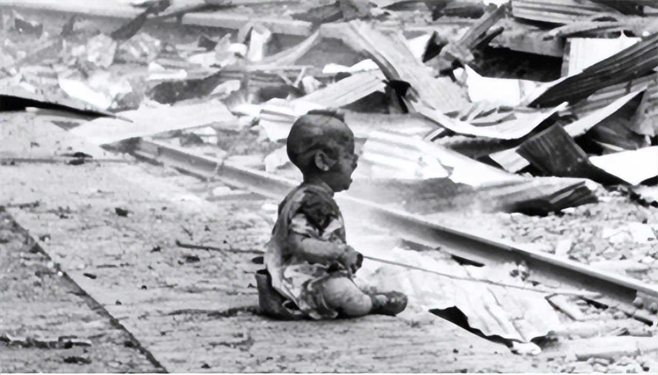 In 1937, the Japanese bombed Shanghai South Railway Station. What ...