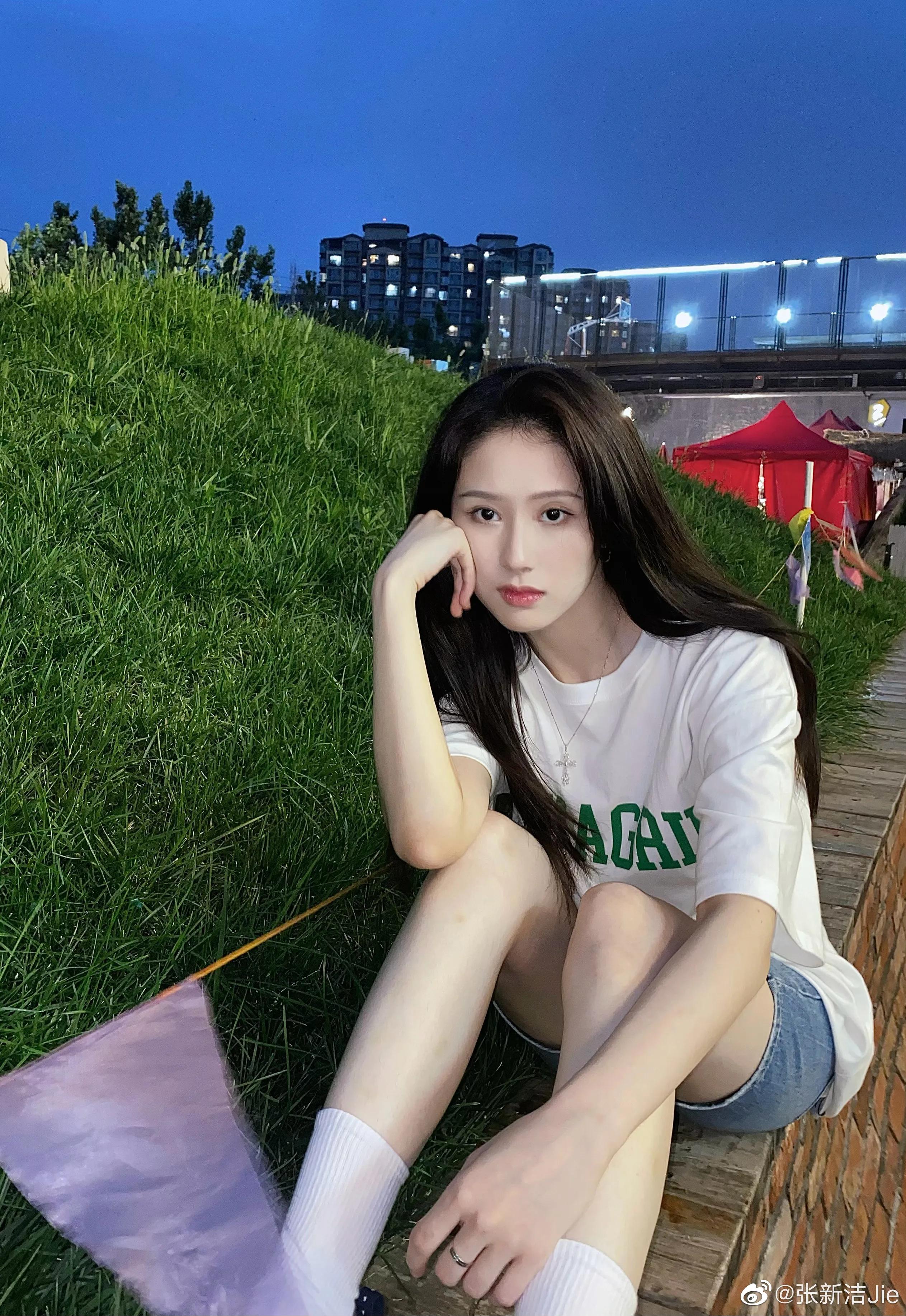 Zhang Xinjie, a member of "Creation 101" and a new generation artist ...