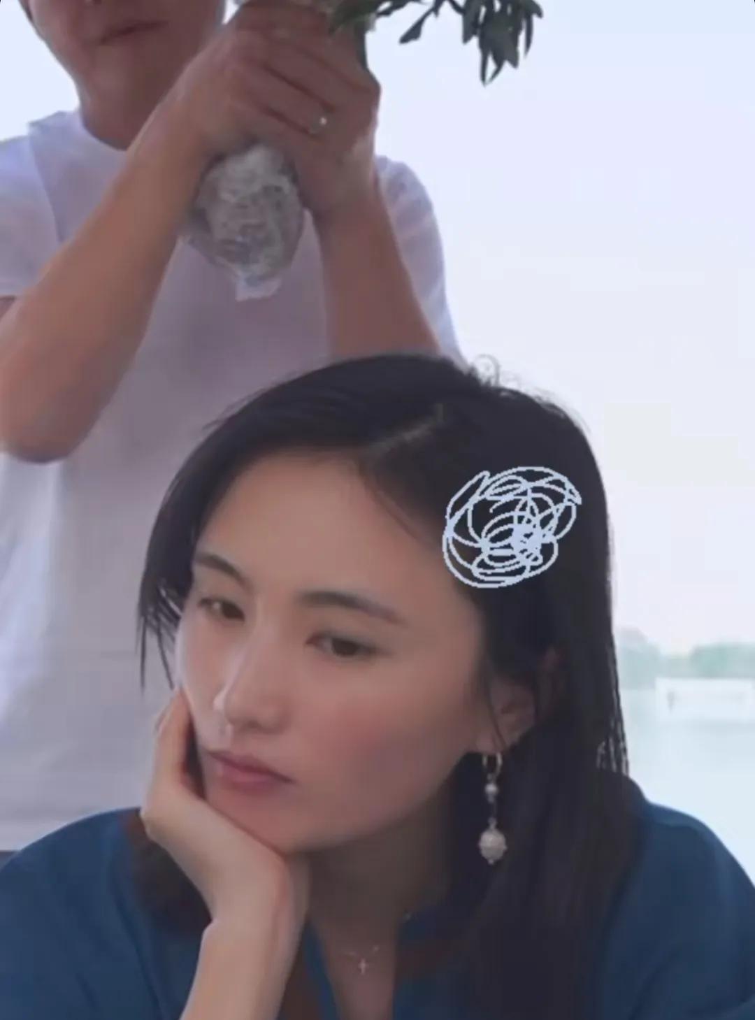 On April 8th, Li Yapeng brought his wife live broadcast for the first ...