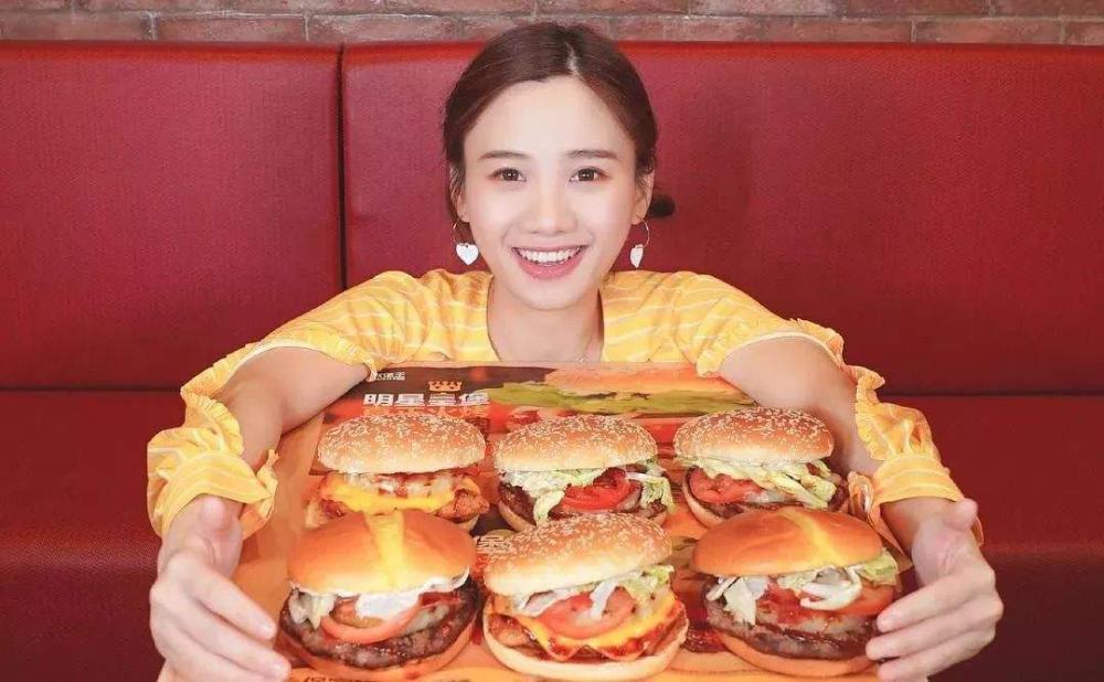 Mi Zijun held a full green banquet with the connotation of "being green ...