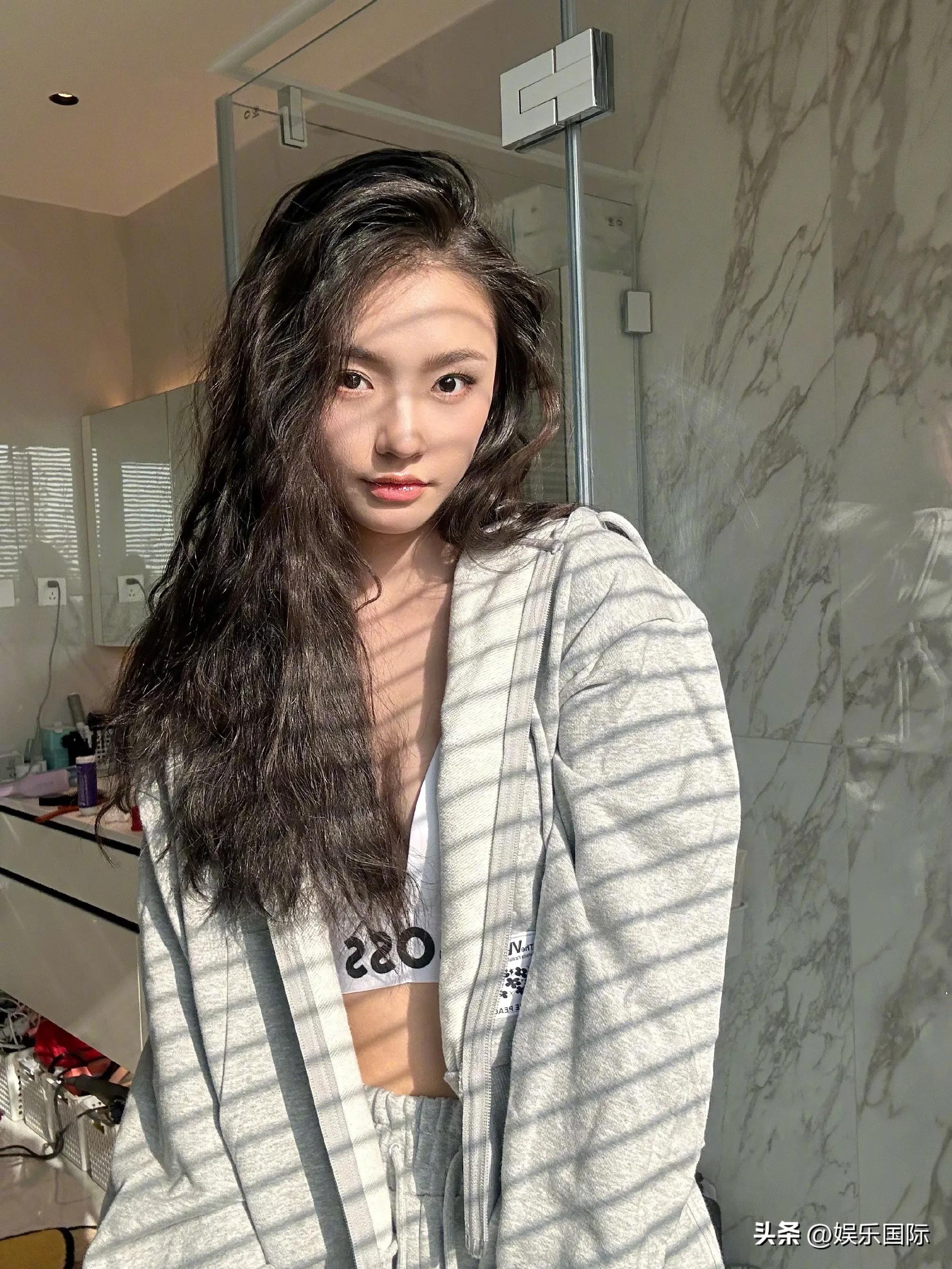 Lin Yun wears home clothes with thin waist and long legs, and looks ...